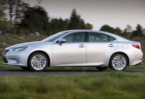The side profile of the 2013 Lexus ES350 | Torque News